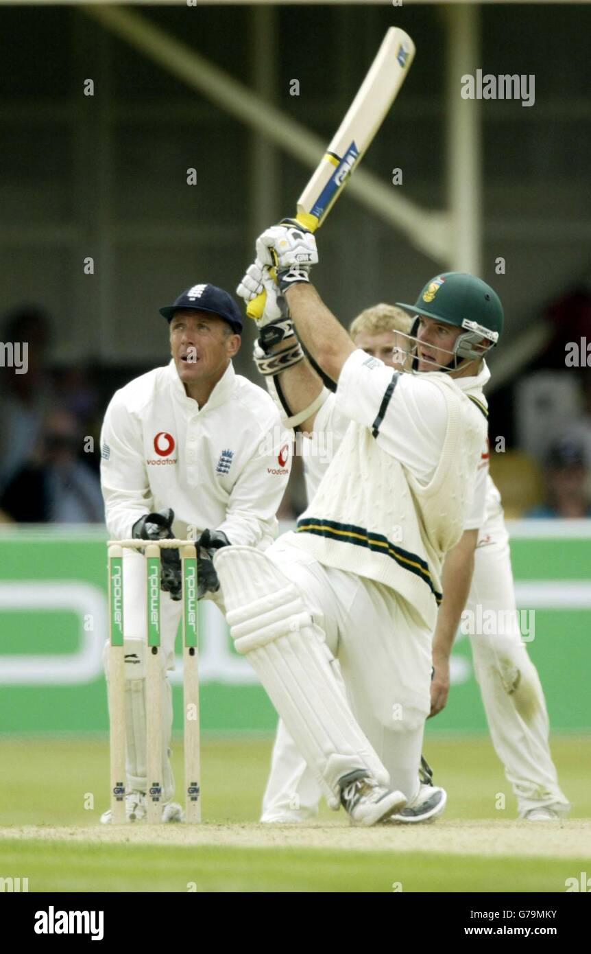 Holeing out at deep square leg hi-res stock photography and images - Alamy