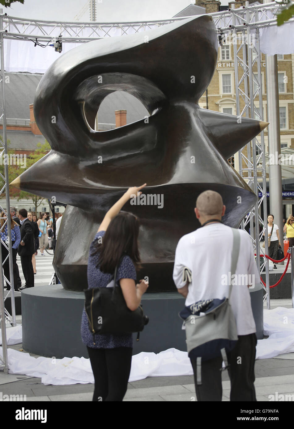 Henry moore sculpture unveiled hi-res stock photography and images - Alamy