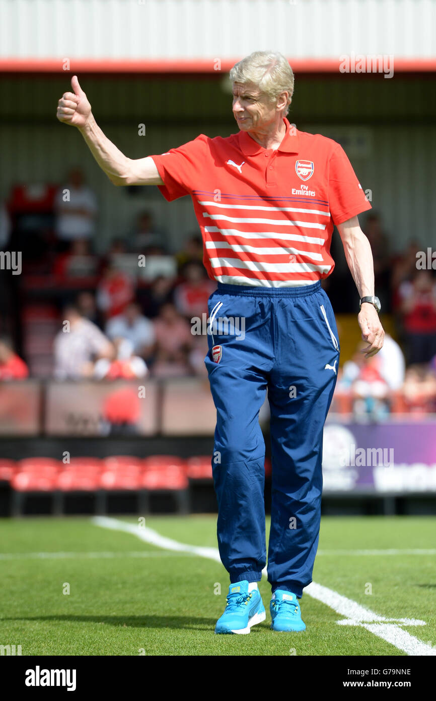 Arsenal manager gives the thumbs up the match hi-res stock photography ...