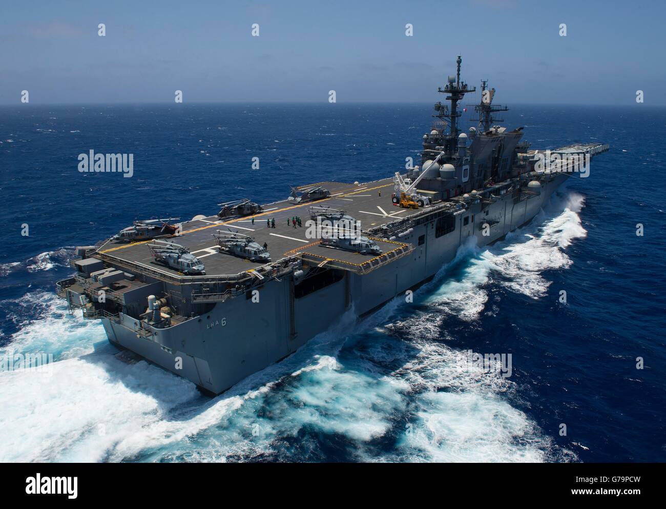 The US Navy amphibious assault ship USS America conducts flight ...