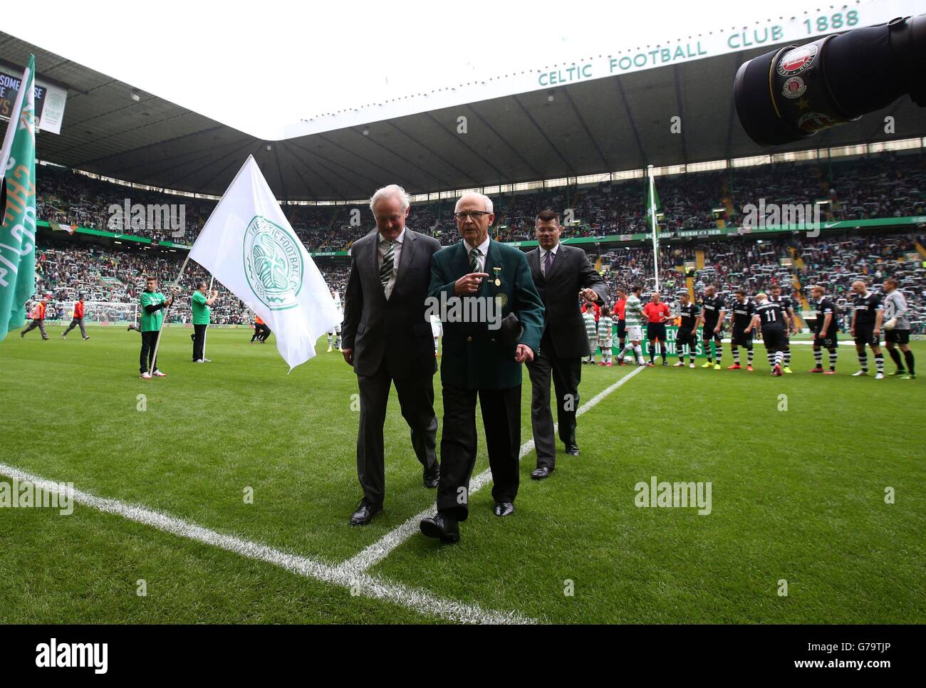 Celtic former owner Fergus McCann unveils the League Flag prior to kick ...