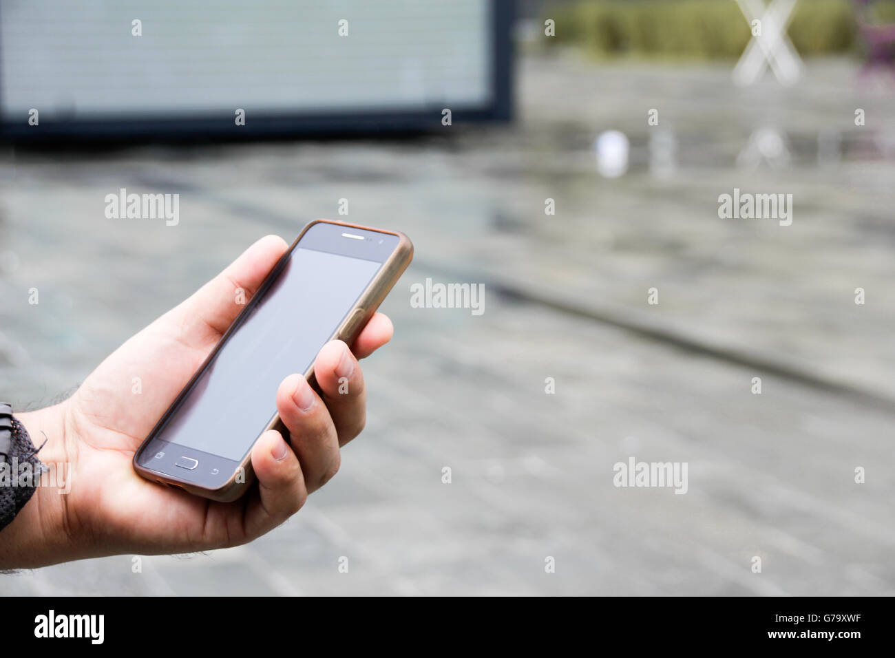 Photograph of a human hand holding a cellphone Stock Photo - Alamy