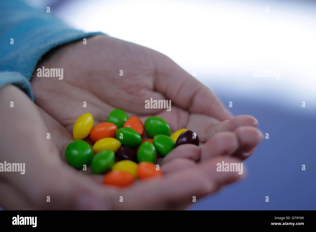Hands holding candy hi-res stock photography and images - Alamy