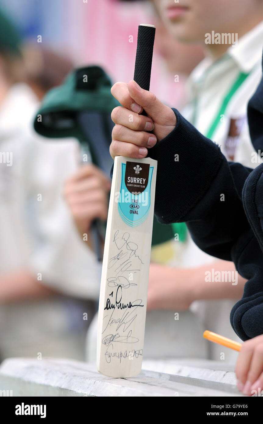 Cricket bat signing hi-res stock photography and images - Alamy