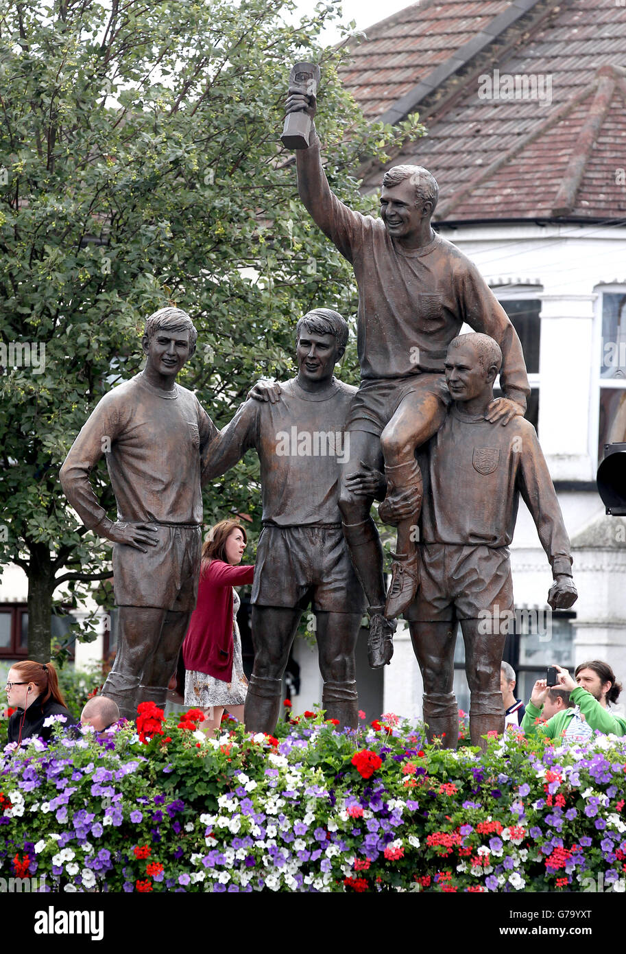 Statue outside upton park featuring bobby moore hi-res stock ...
