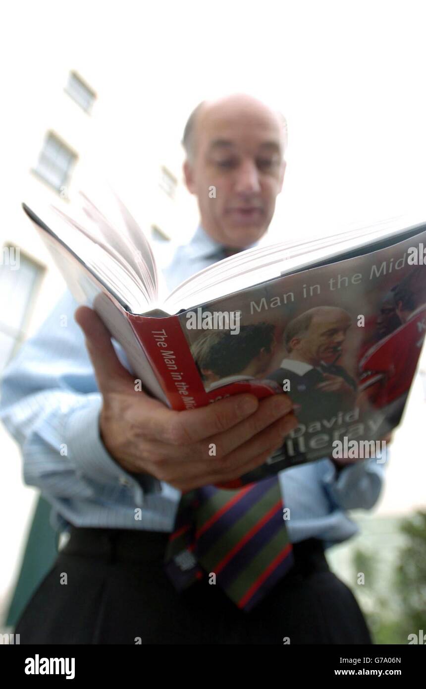 David Elleray - Man in the Middle Stock Photo - Alamy