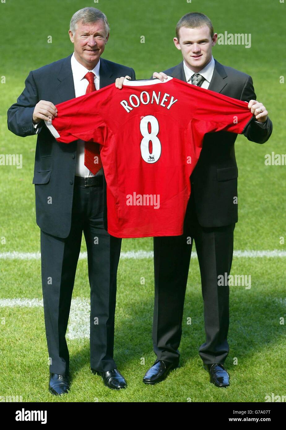 Wayne Rooney signs for Manchester United Stock Photo - Alamy