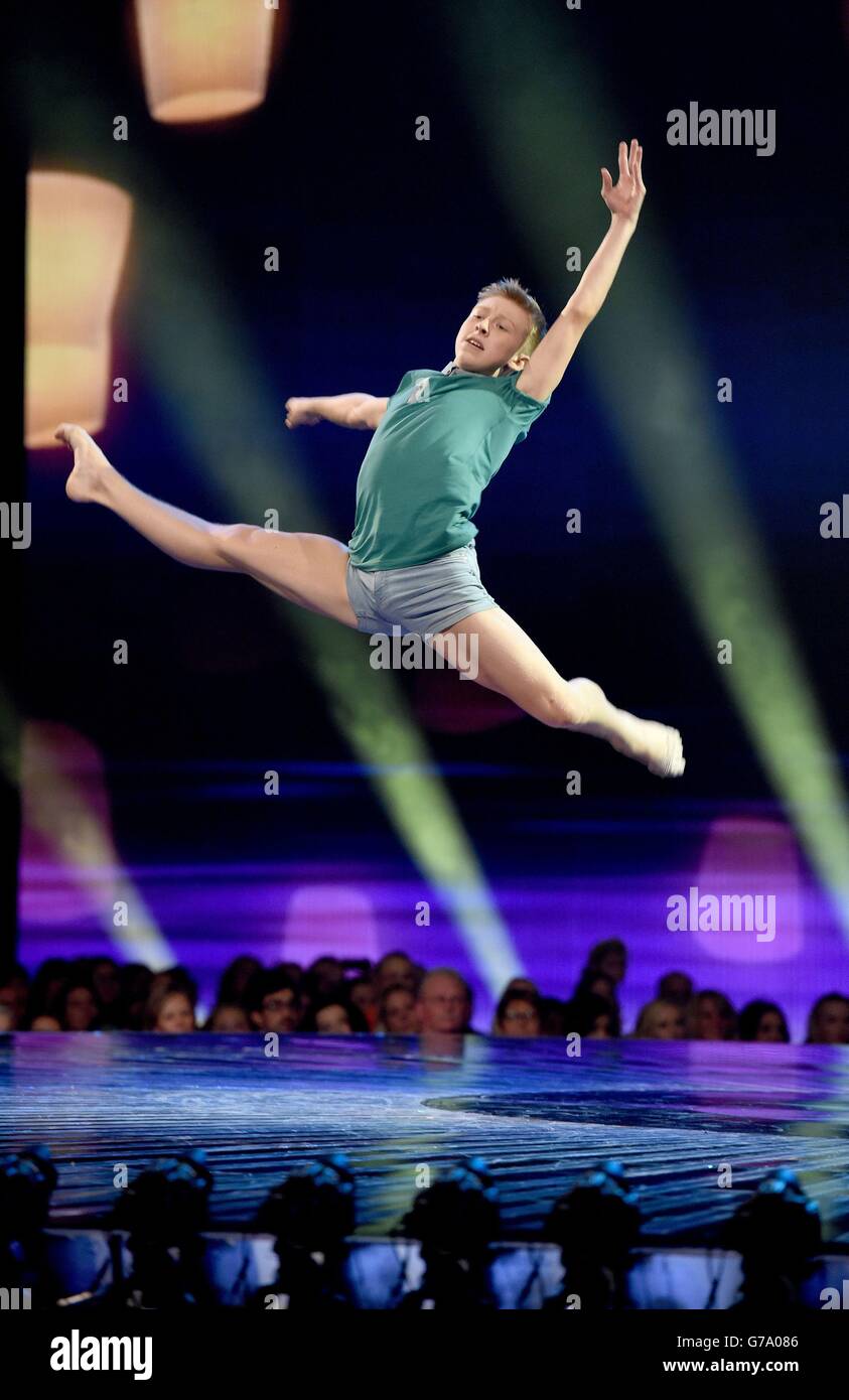 Showbiz dance mangpa full length perform performing on stage hi-res ...