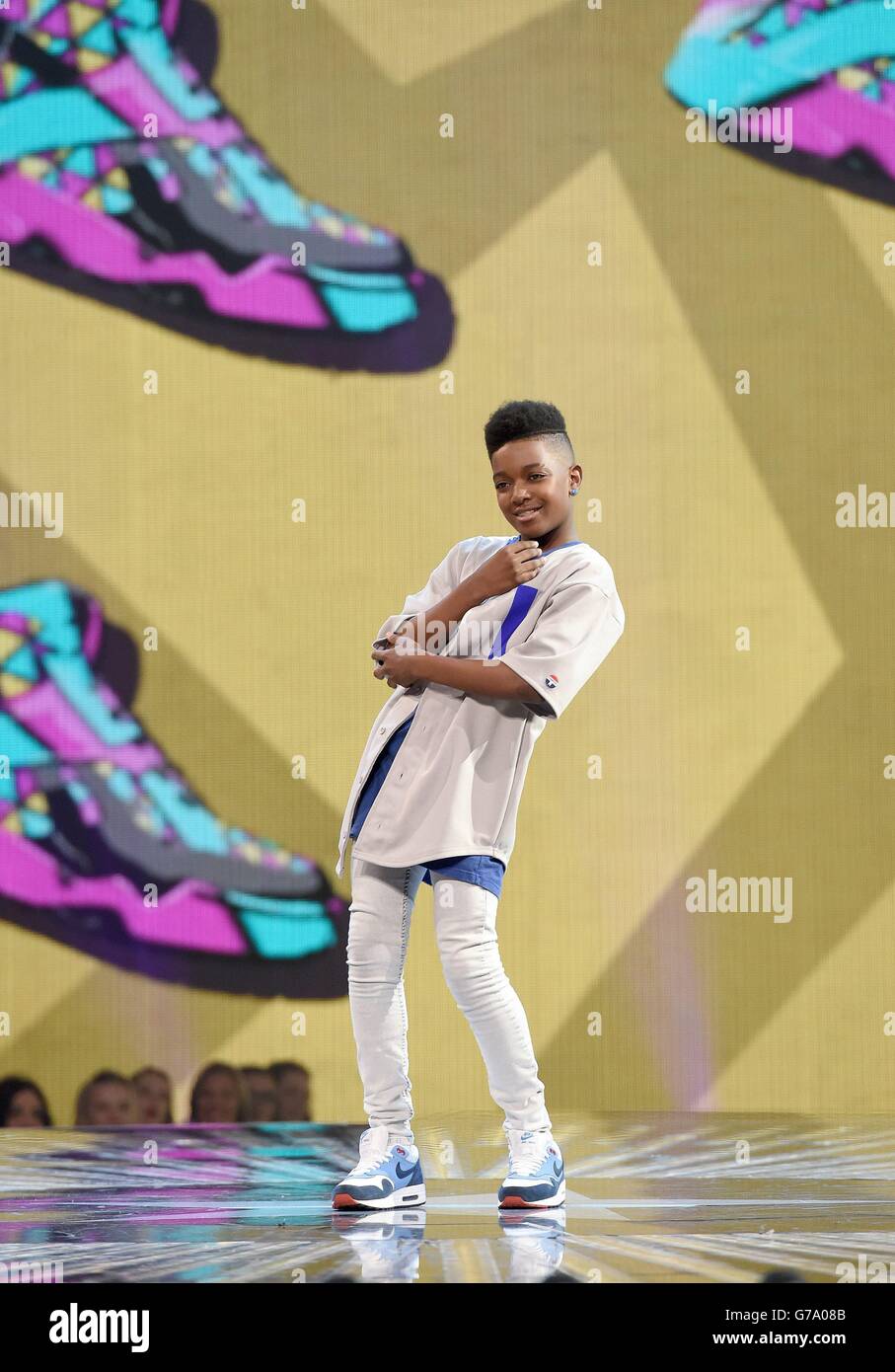 Showbiz dance mangpa full length perform performing on stage hi-res ...