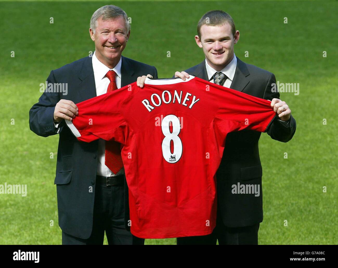 Wayne Rooney signs for Manchester United Stock Photo - Alamy