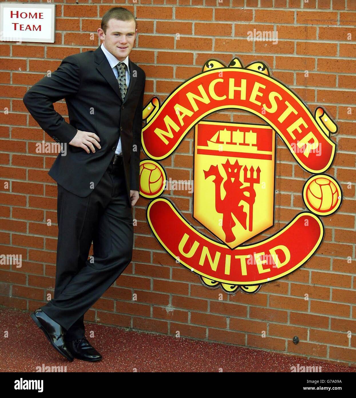 Wayne Rooney signs for Manchester United Stock Photo - Alamy
