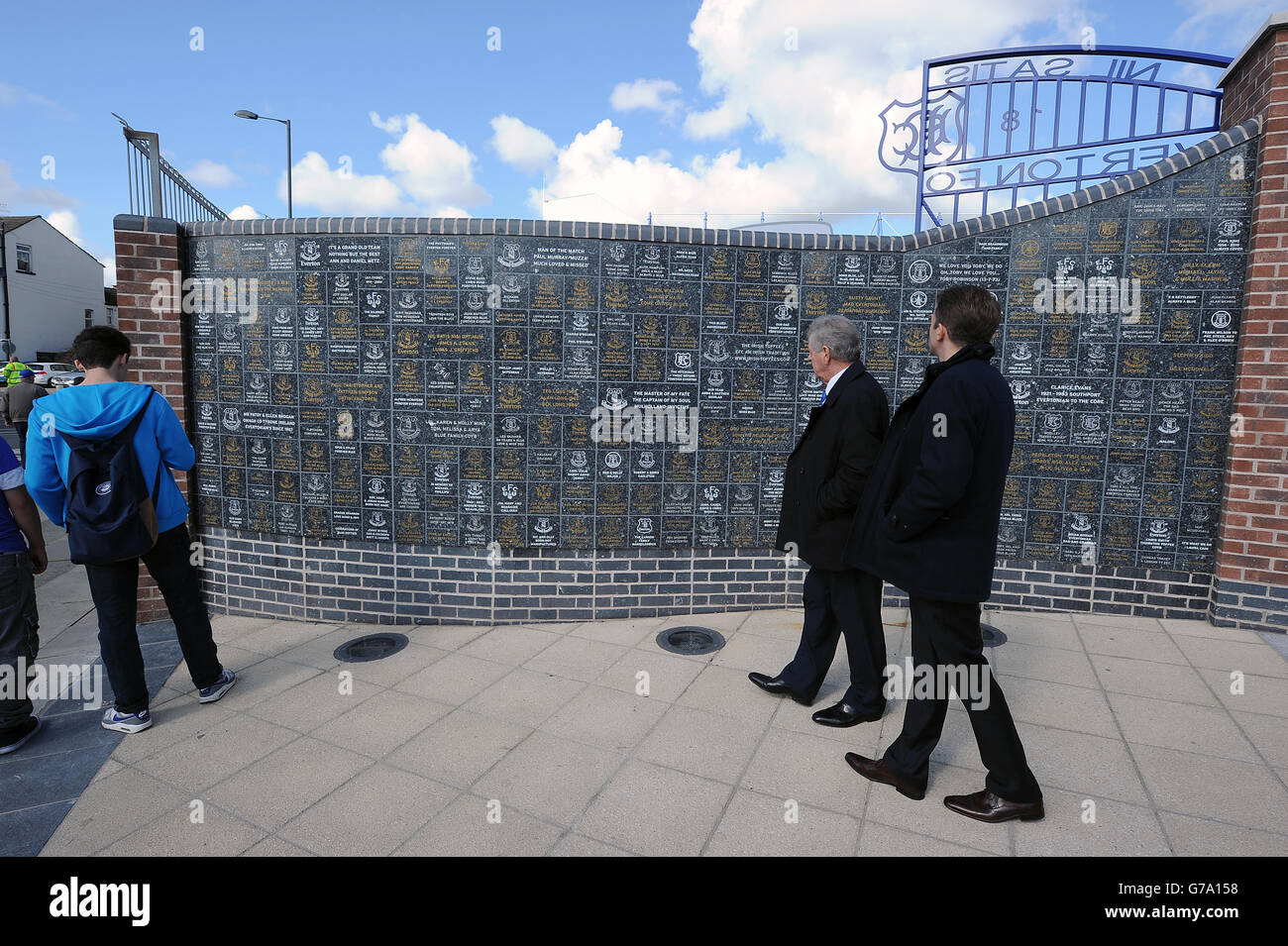 Everton fans in front of the wall of fame at Goodison Park Stock Photo ...