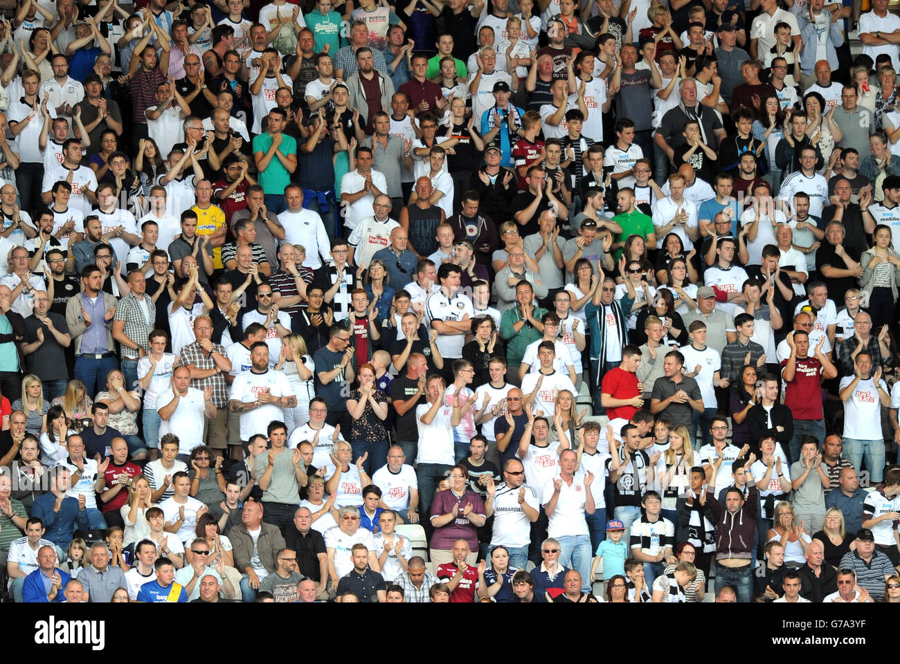 Soccer stadium fans hi-res stock photography and images - Alamy