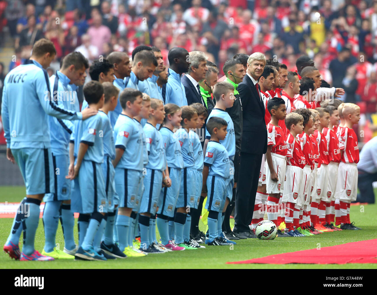 Teams line up before kick off hi-res stock photography and images - Alamy