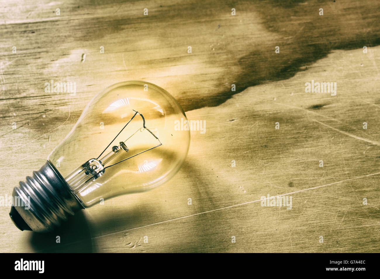 Photograph of a retro light bulb on a wood table Stock Photo - Alamy