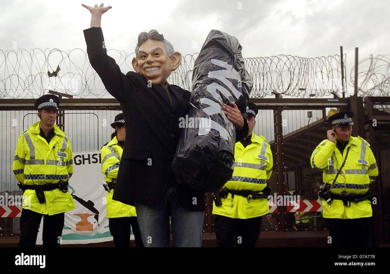 Demonstration outside faslane nuclear base hi-res stock photography and ...