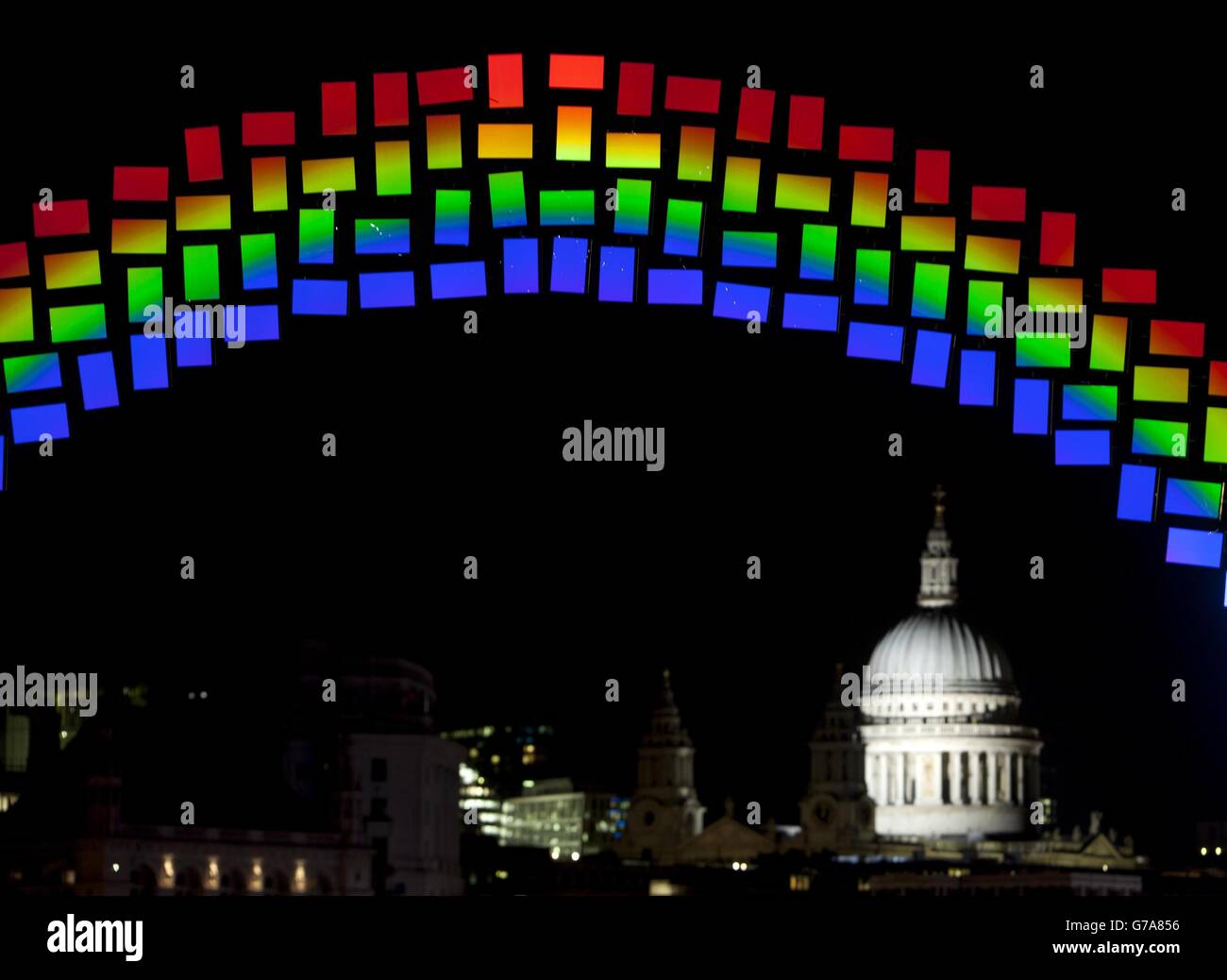 Samsung transforms the London skyline with 26 feet by 14 feet Super ...