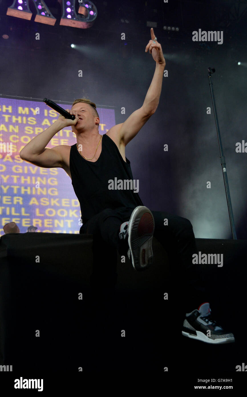 Mangsx performs perform live on stage full length gig hi-res stock ...