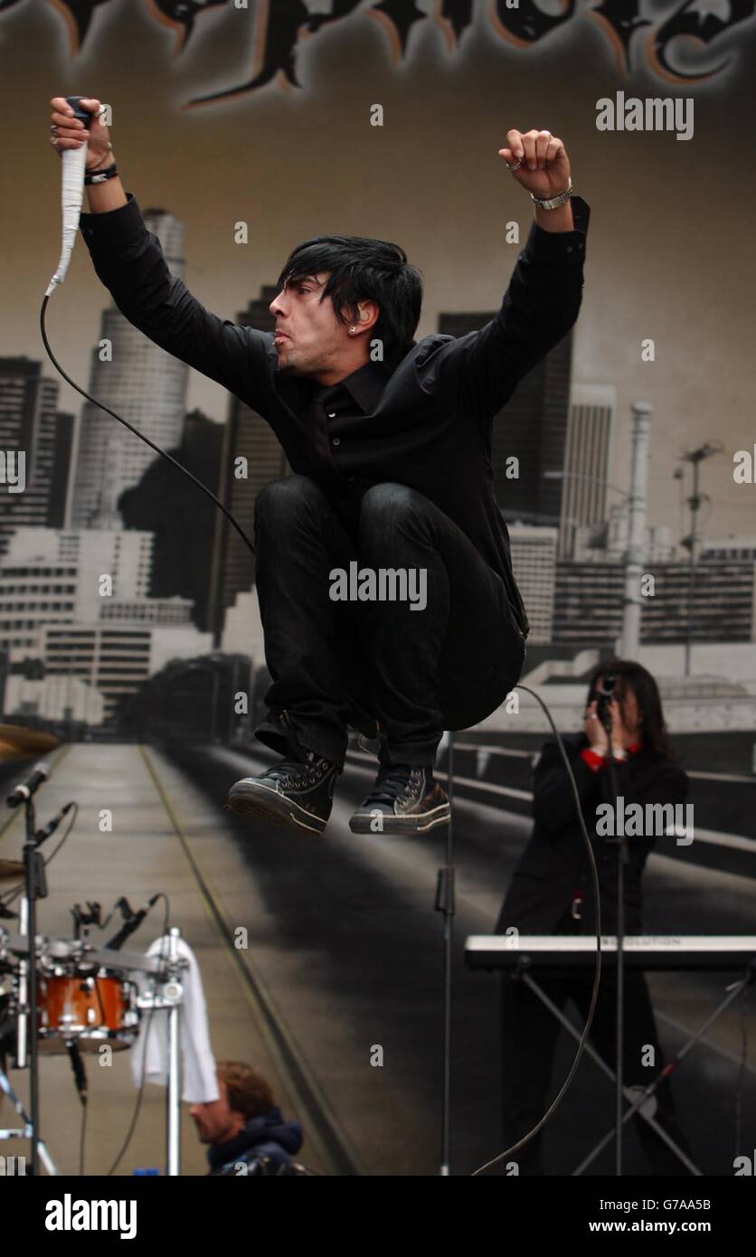 Ian watkins lostprophets performing on main stage reading festival hi ...