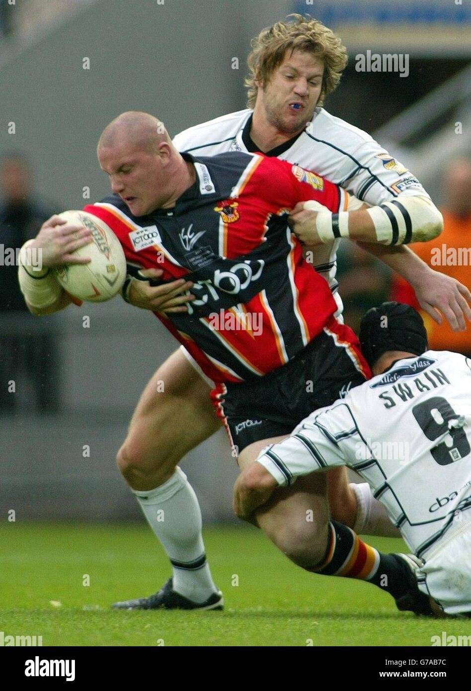 Hull FC's Nick Scruton and Richard Swain(right) tackle Bradford Bulls's ...