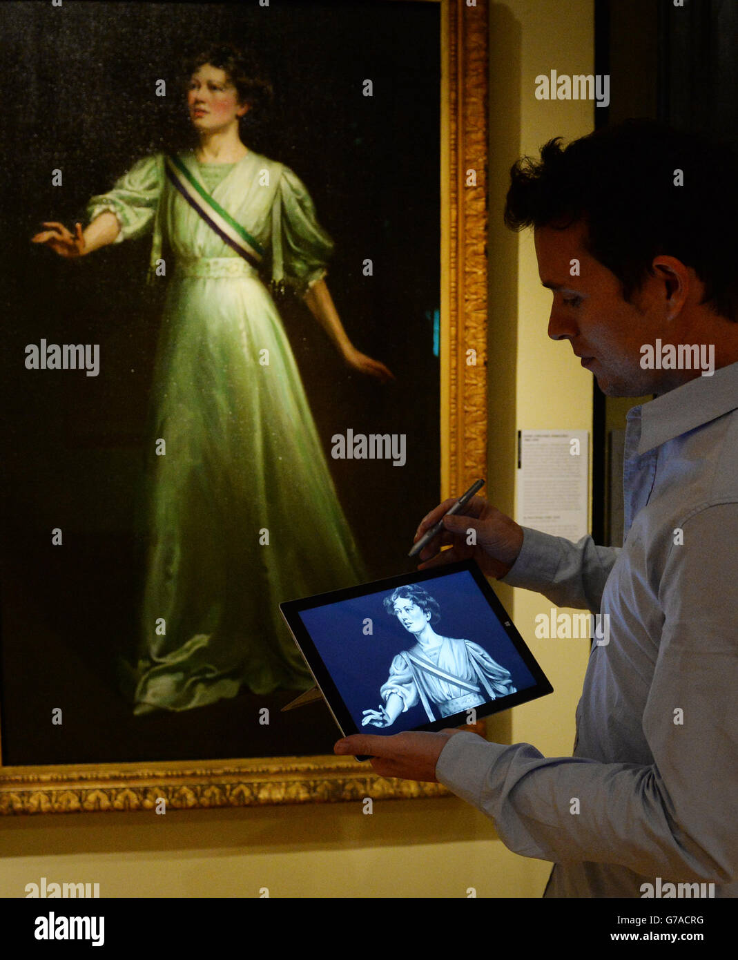 Ball Point artist James Mylne with Microsoft's new Surface Pro 3 tablet ...