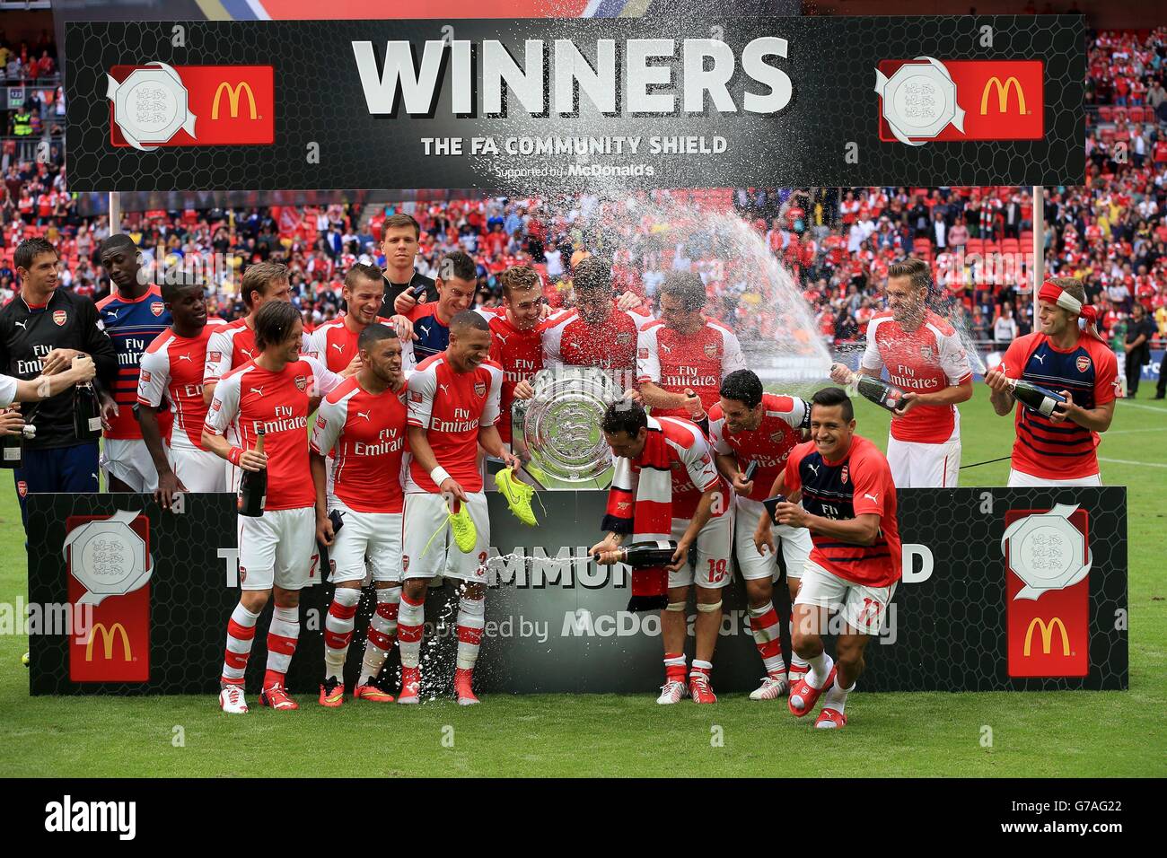 Arsenal players celebrate trophy winning community shield match wembley ...