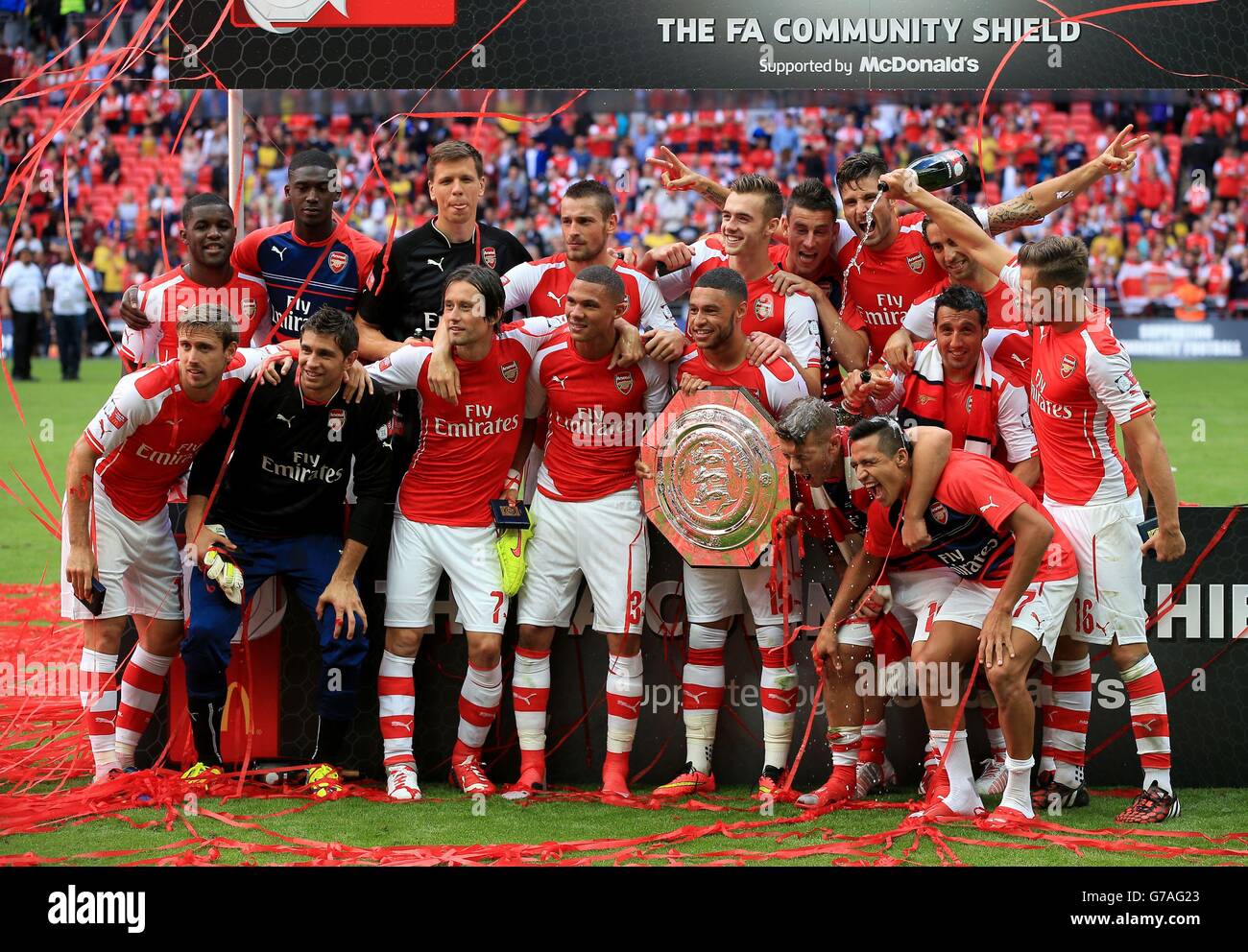 Arsenal players celebrate trophy winning community shield match wembley ...