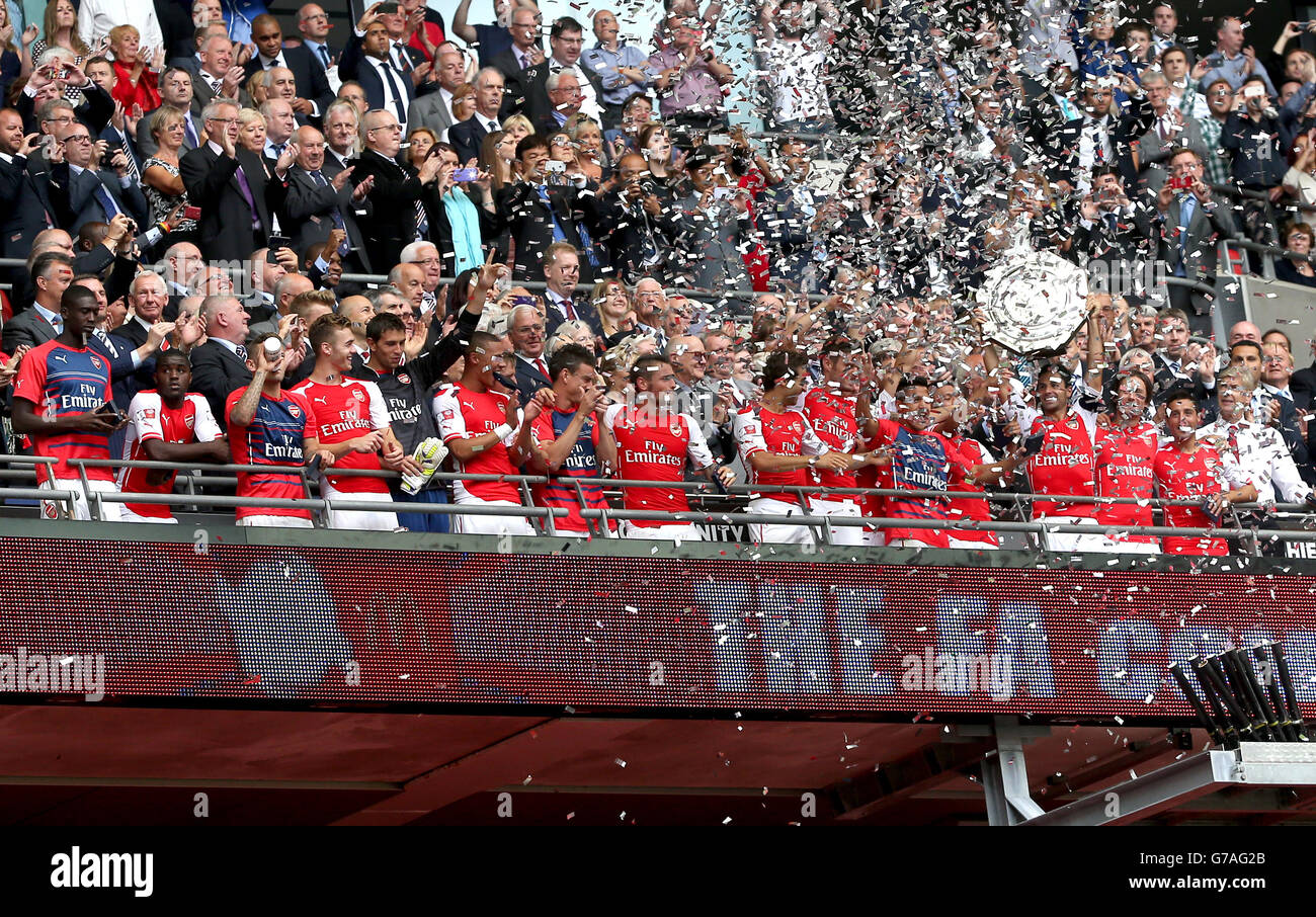 Arsenal players celebrate as mikel lifts the fa community shield hi-res ...