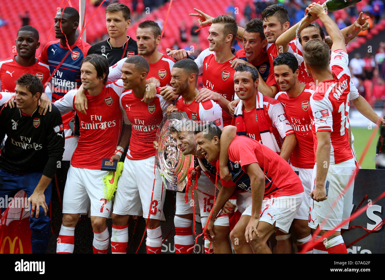 Arsenal celebrate victory over the Manchester City in the Community ...