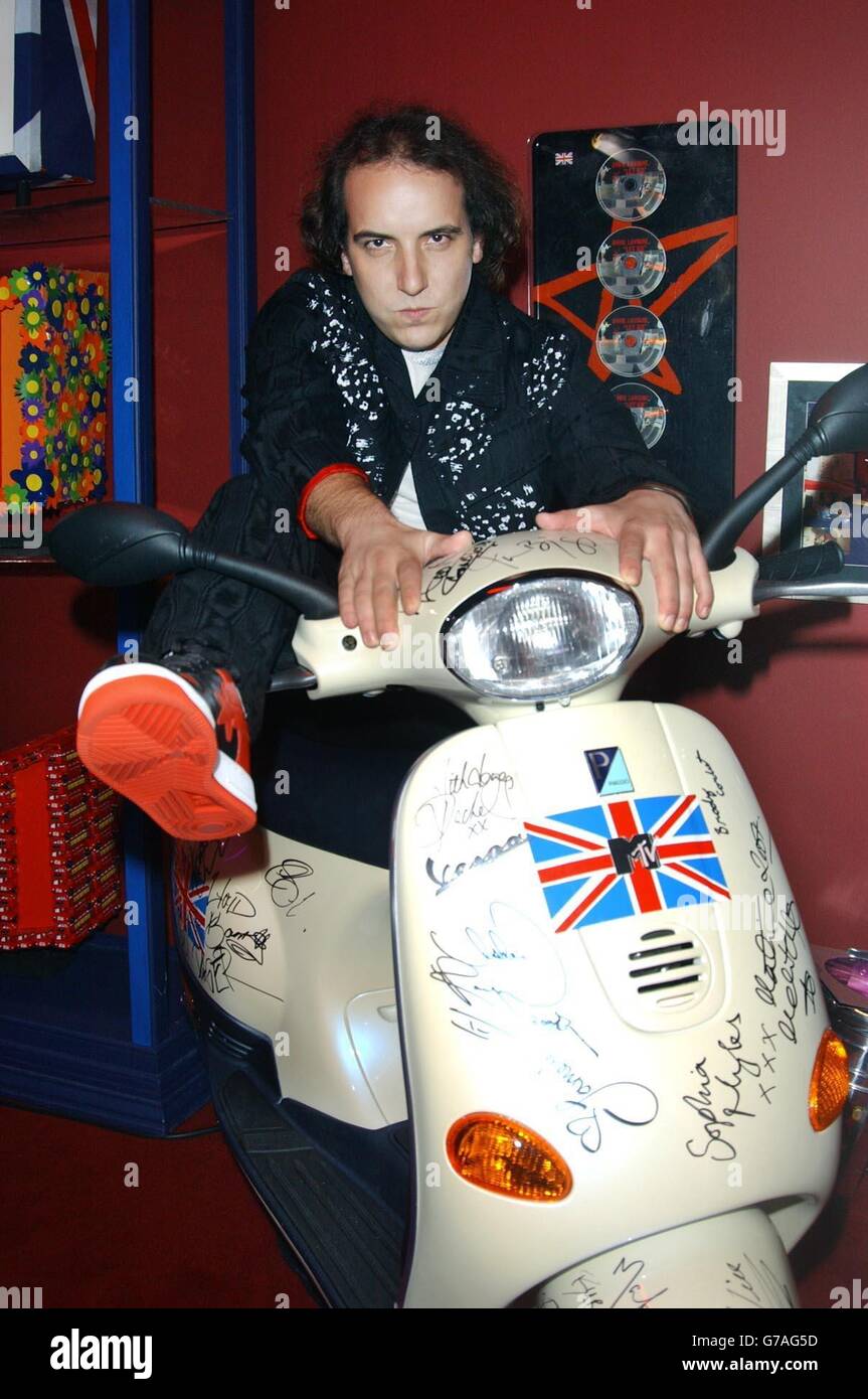 Singer Har Mar Superstar during his guest appearance on MTV's TRL ...