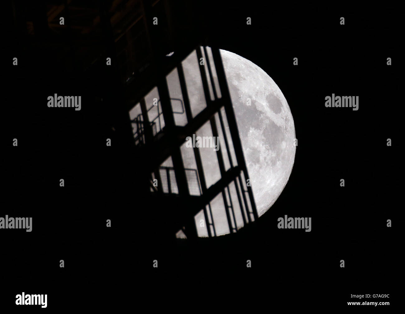 A view of the 'supermoon', or perigee moon, rising behind The Shard ...