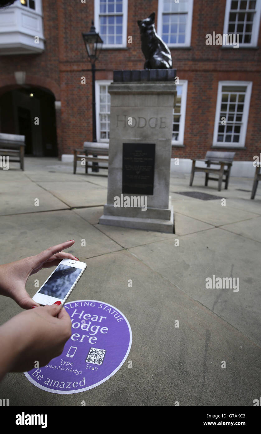 Talking Statues Launch High Resolution Stock Photography and Images - Alamy