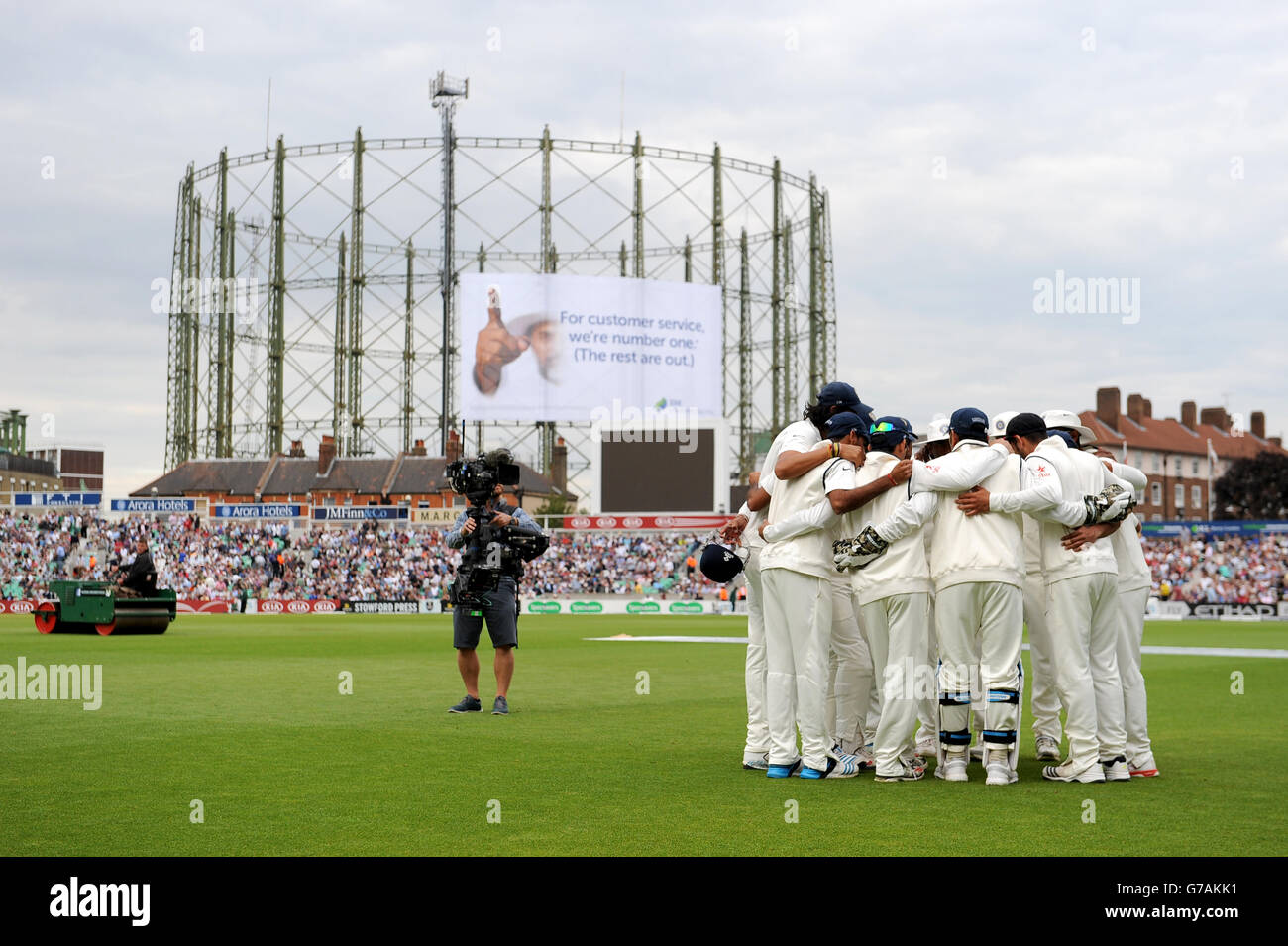 India team huddle together for a team talk hi-res stock photography and ...