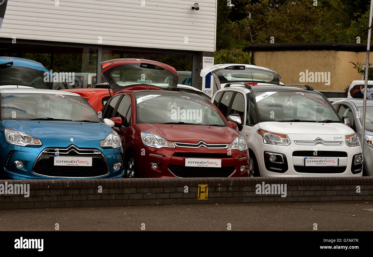 Second hand used cars sales garage forecourt hi-res stock photography ...