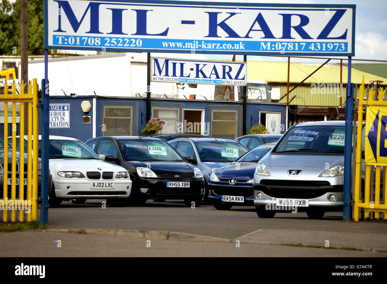 Second hand used cars sales garage forecourt hi-res stock photography ...