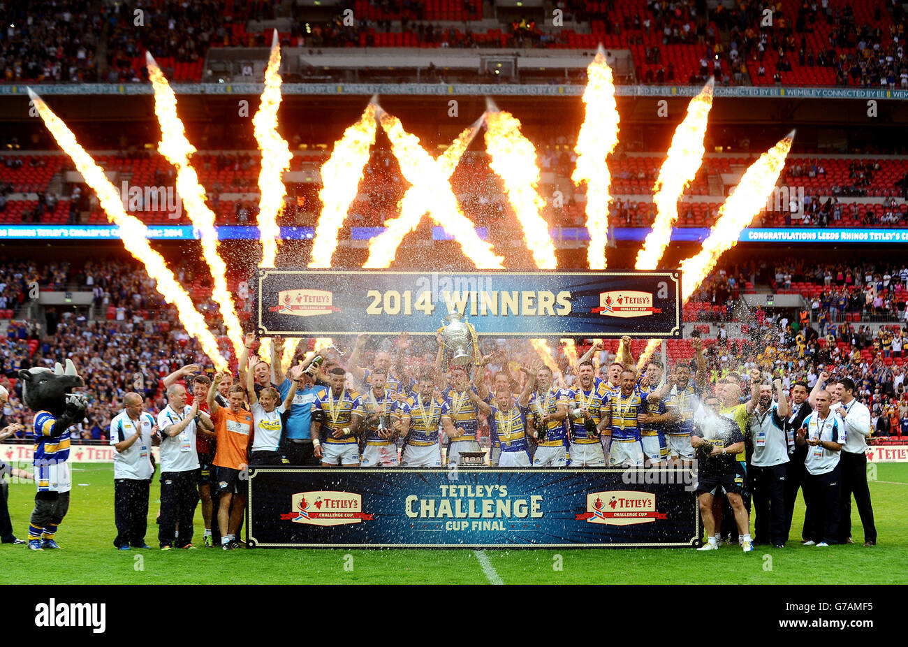 Leeds Rhinos celebrate winning the Tetley's Challenge Cup final at ...