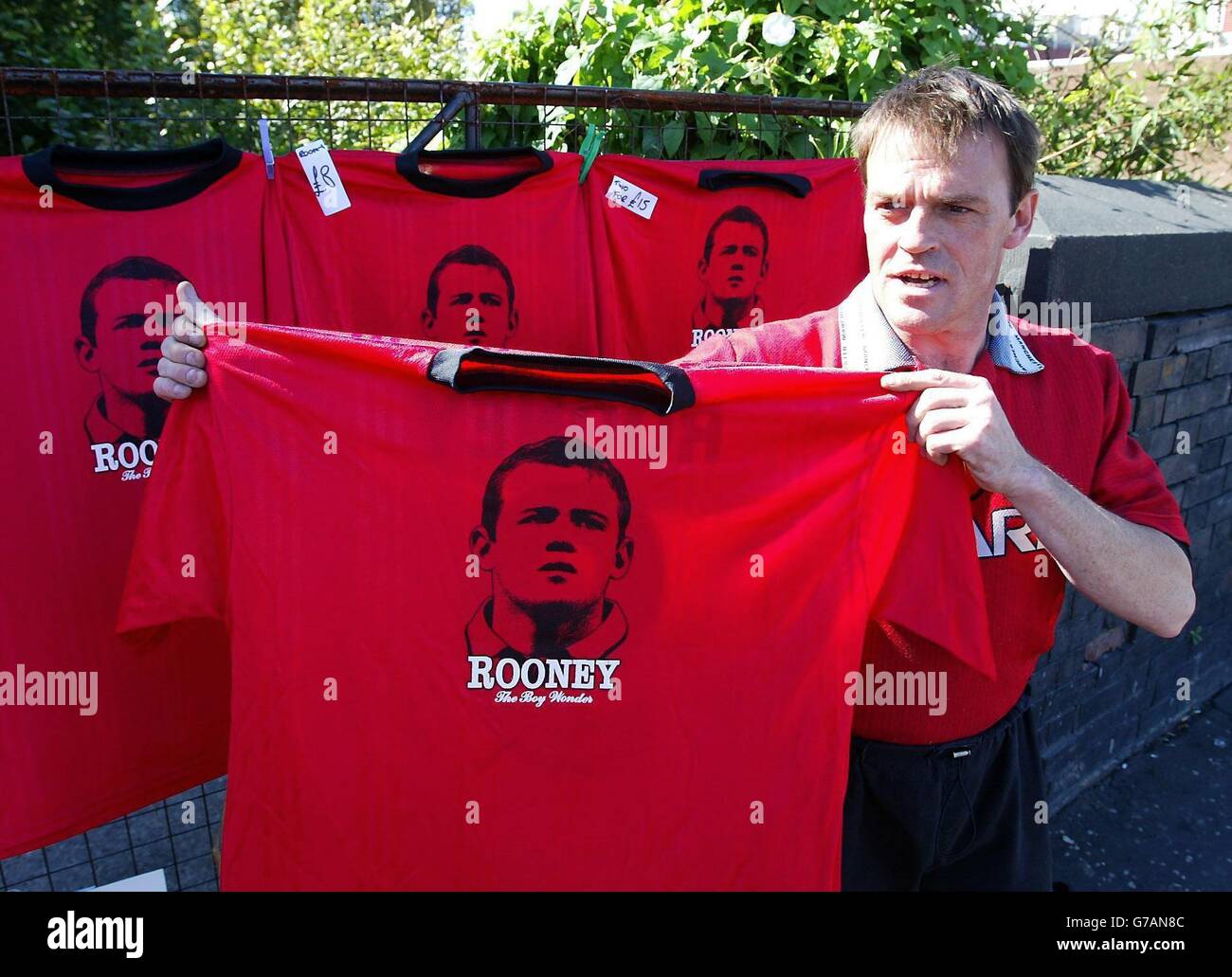 Wayne rooney signs for manchester united hi-res stock photography and ...