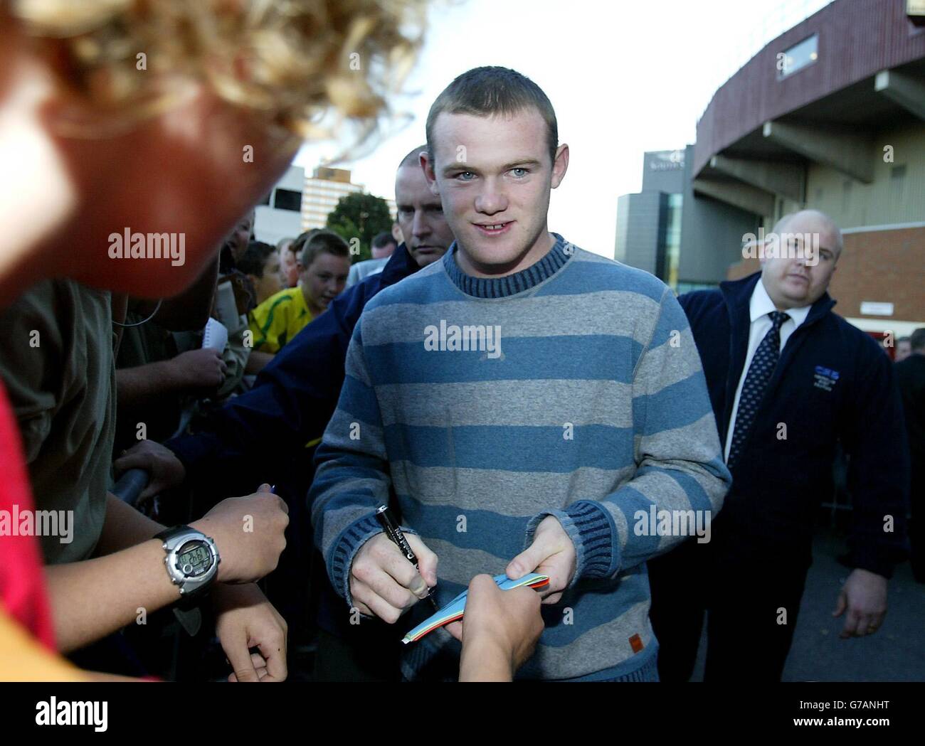 Wayne Rooney signs for Manchester United Stock Photo - Alamy