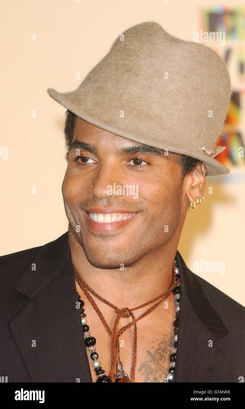 Head shoulders celebrity showbiz smiling hat singer music lenny kravitz ...