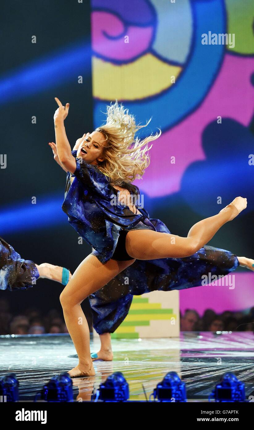 Showbiz dance mangpa full length perform performing on stage hi-res ...