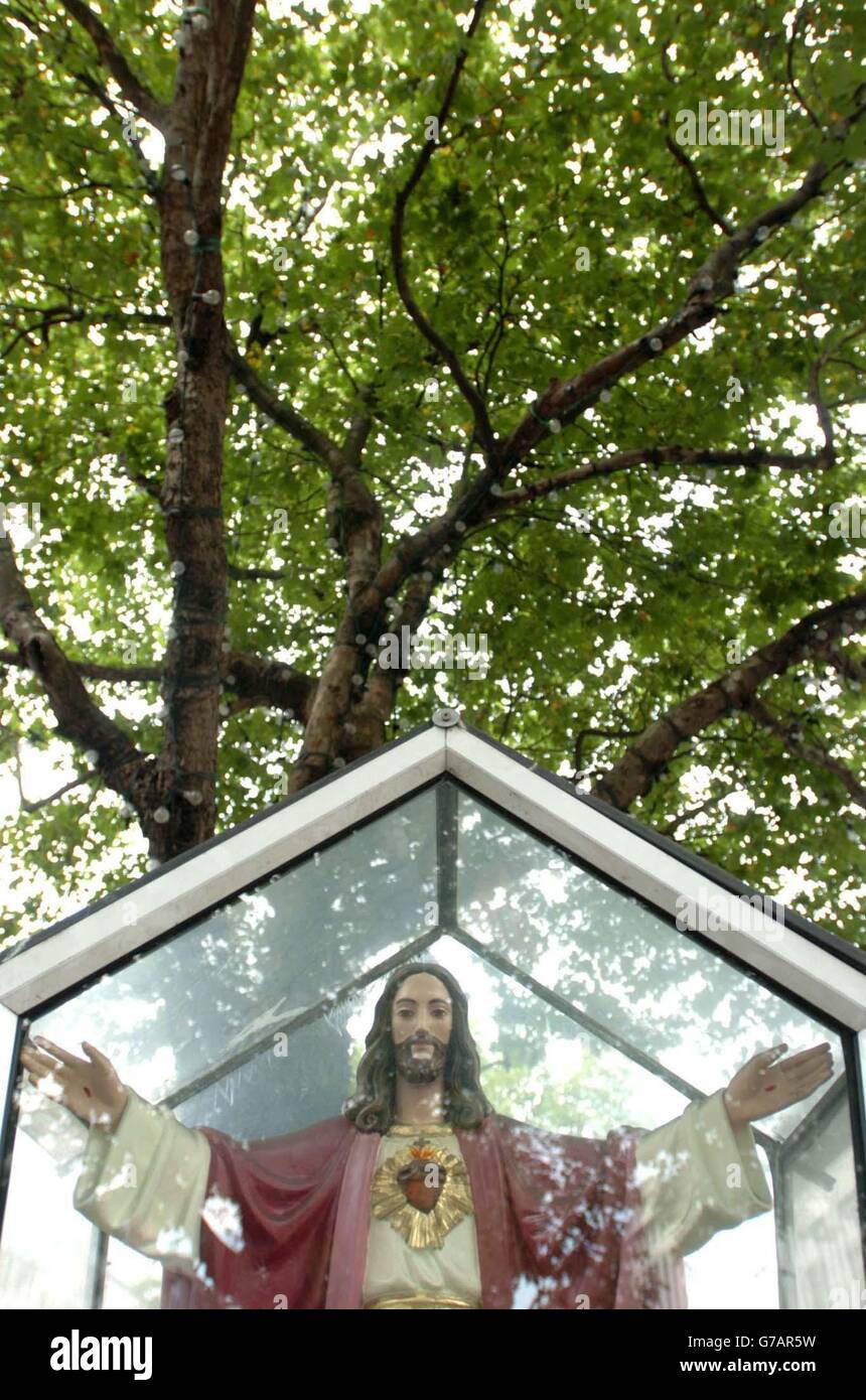 Christ under the trees hi-res stock photography and images - Alamy