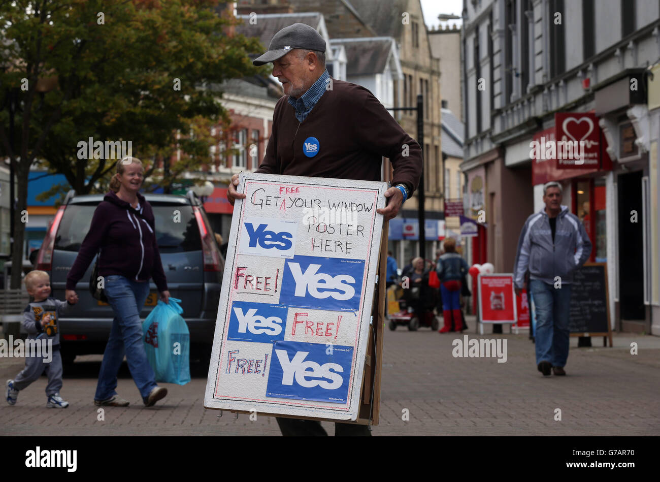 Yes or no independence scotland board hi-res stock photography and ...