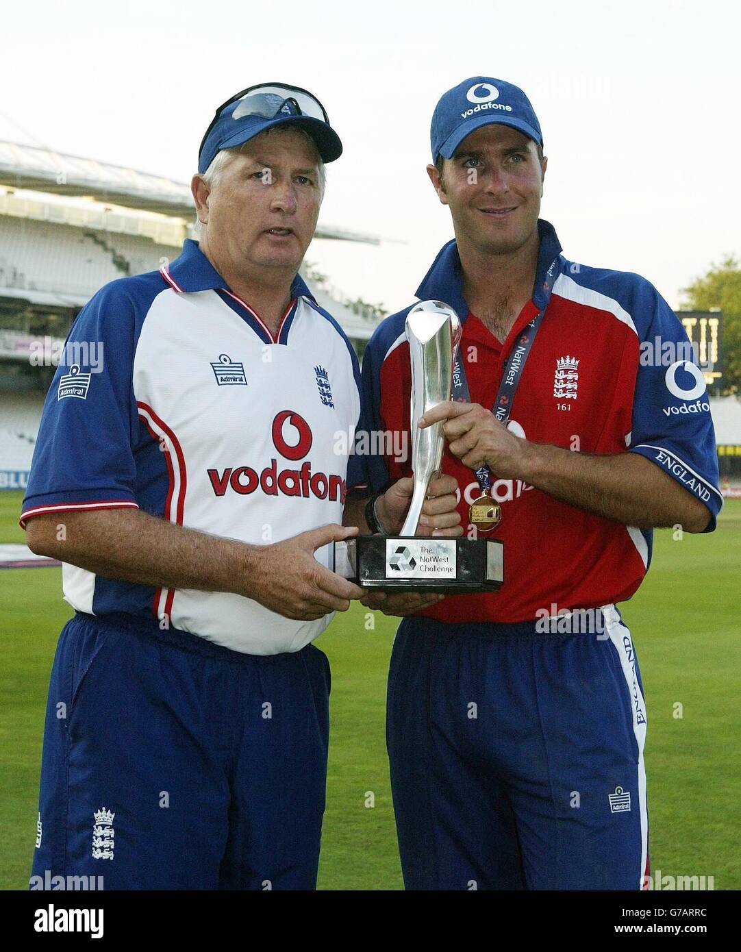 Cricket celebrating duncan fletcher michael vaughan hi-res stock ...