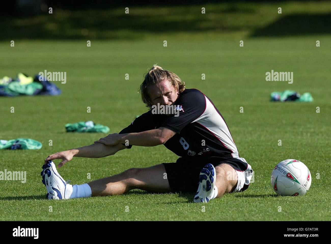 Sport football stretching craig bellamy hi-res stock photography and ...