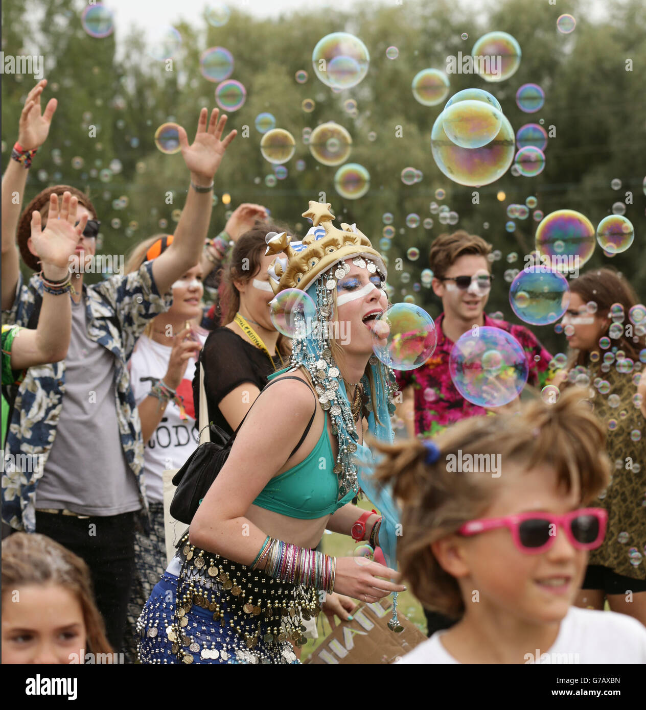 Showbiz bestival mangrh general view gv crowd hi-res stock photography ...