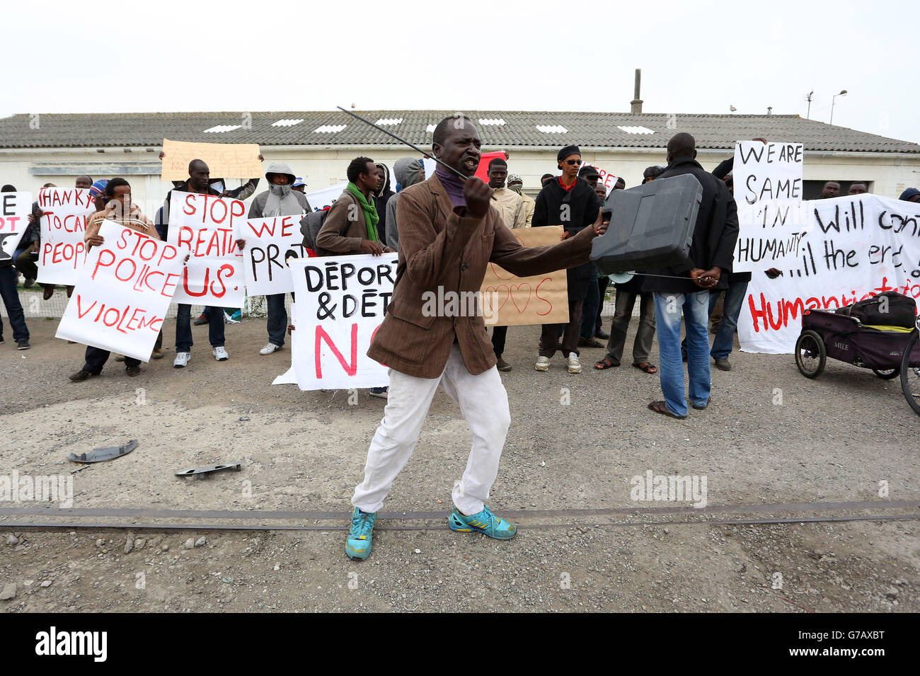 Calais migrant protest Stock Photo - Alamy