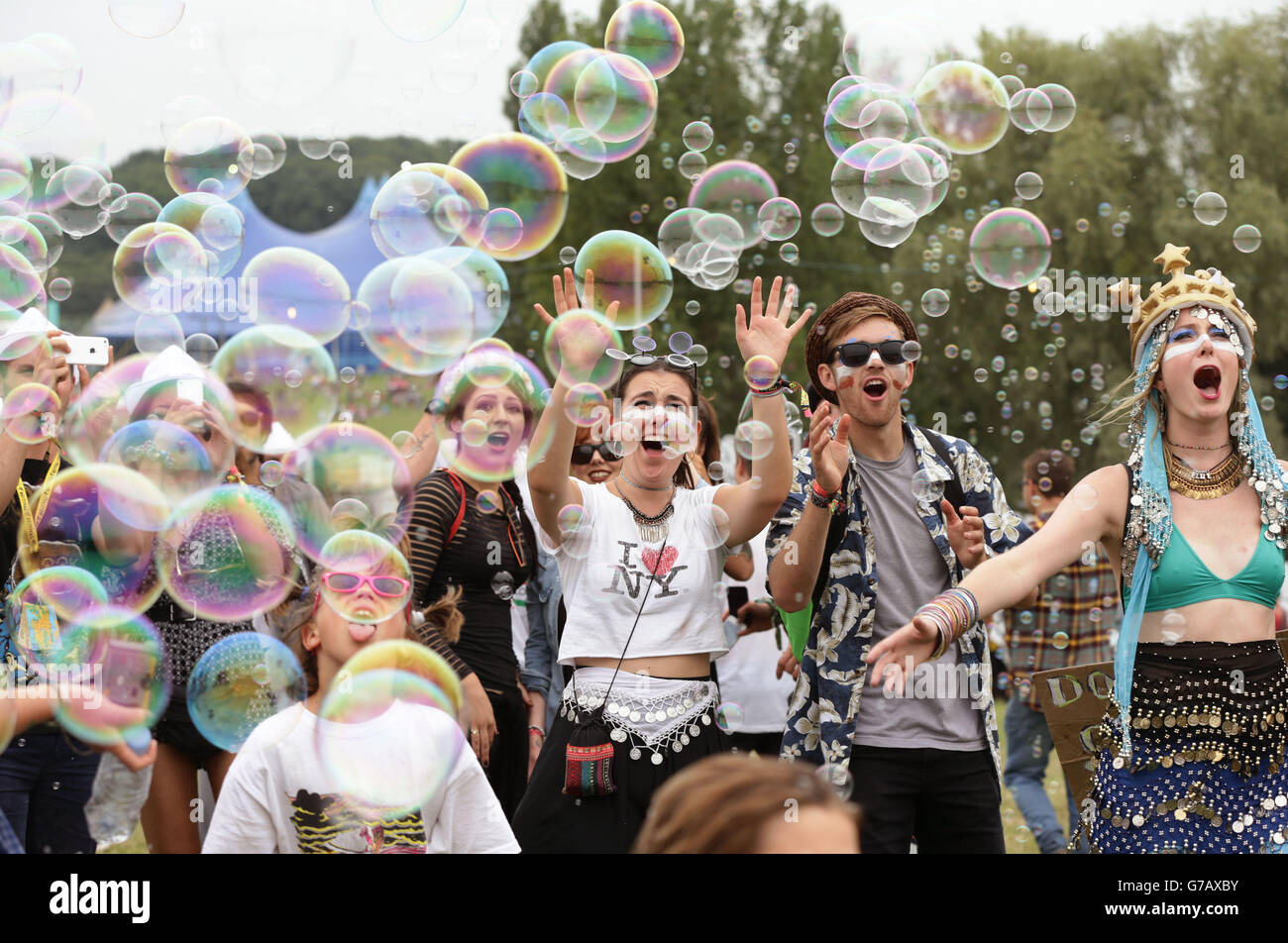 Showbiz bestival mangrh general view gv crowd hi-res stock photography ...