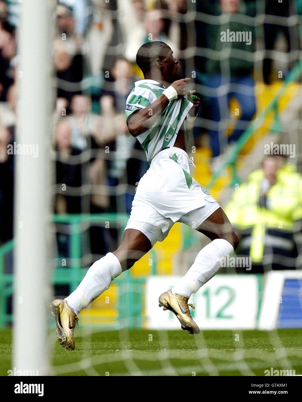 Celtic's Henri Camara celebrates after scoring against Dundee during ...