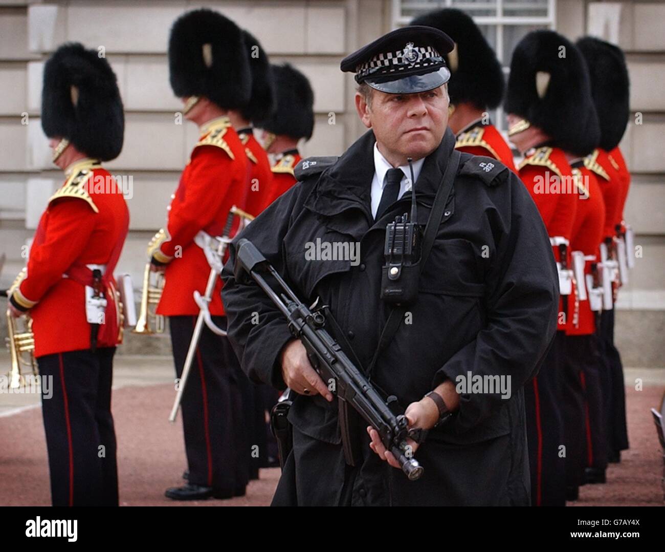 Buckingham Palace Security Stock Photo - Alamy