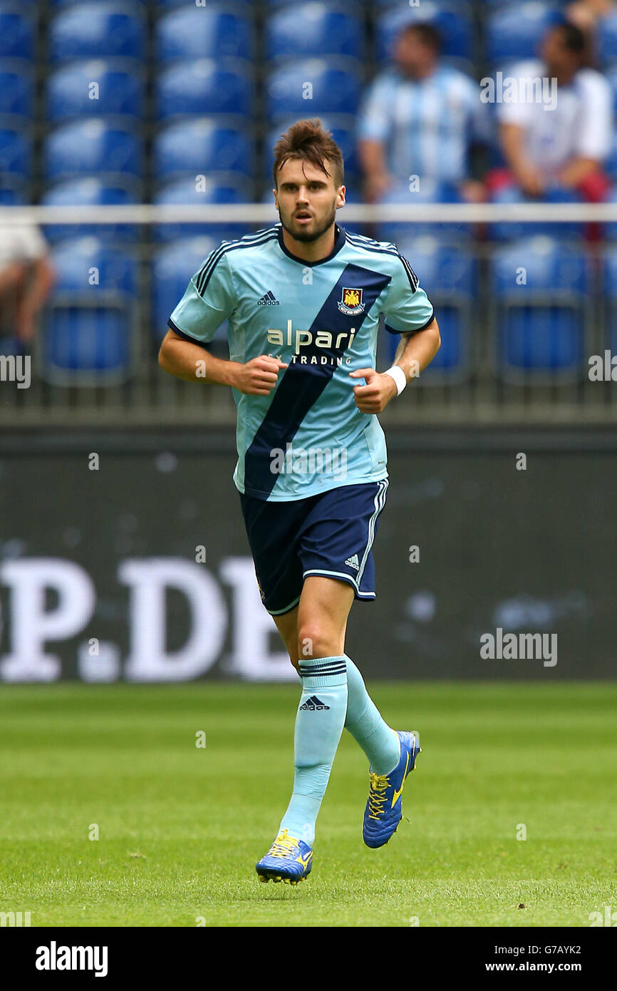 Carl jenkinson 2014 hi-res stock photography and images - Alamy